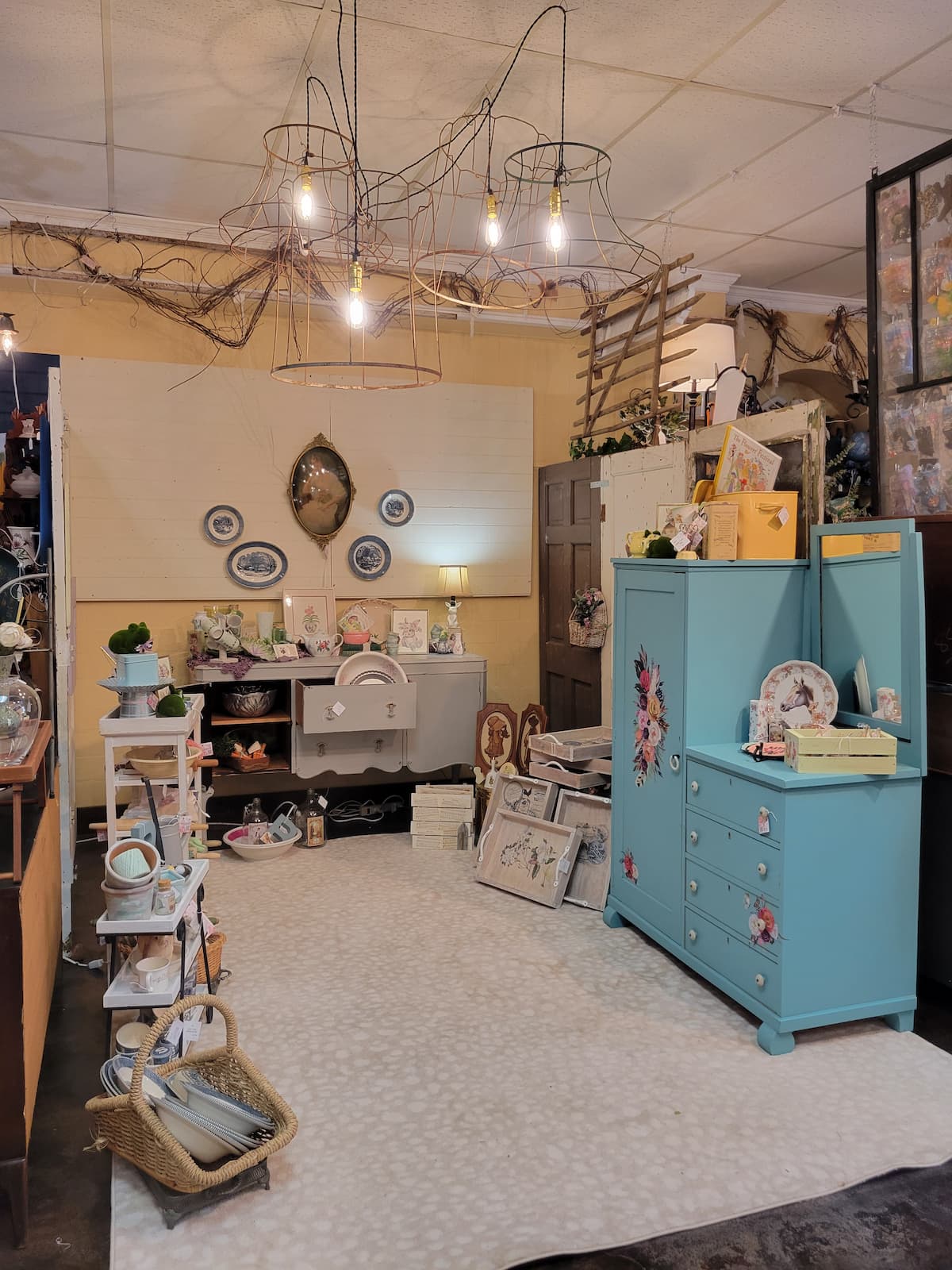 A Fall And Christmas Vintage Booth Reset You'll Love - The Fifth Sparrow No More